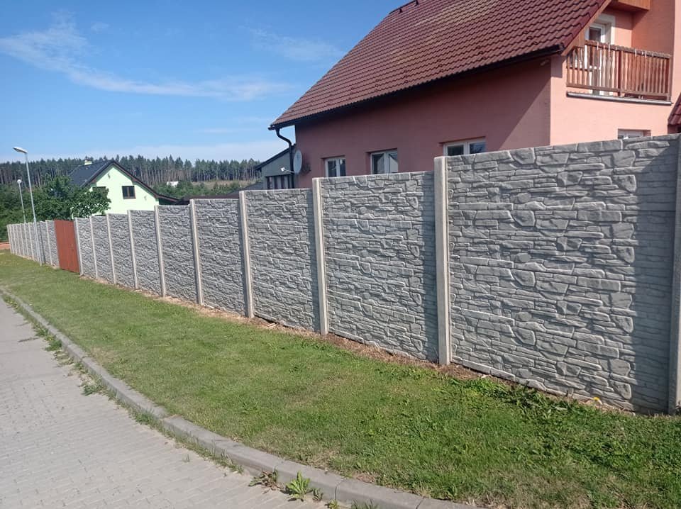 Betónový plot vo svahu: Praktické riešenie pre váš náročný terén ...